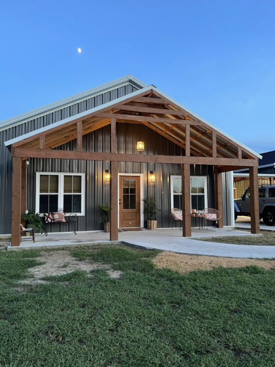 22 Top Barndominium Front Porch Ideas