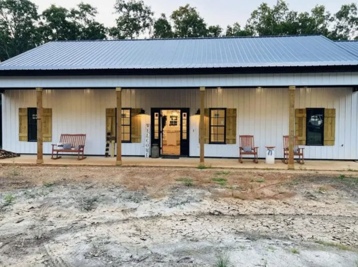 6 Charming Barndominium Back Porch Ideas