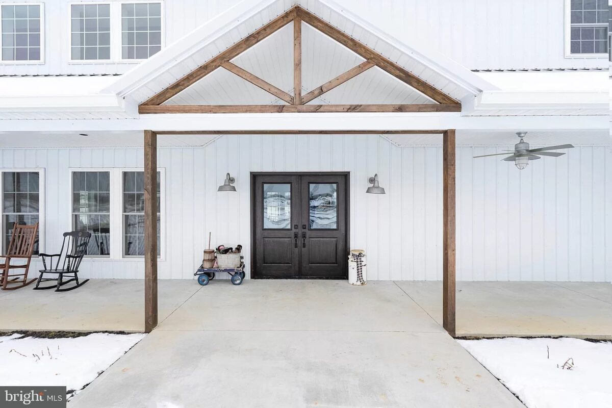 White Delaware Barndominium with an Awesome Great Room
